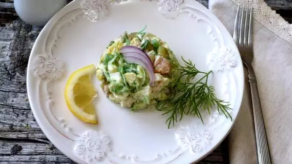 Salata s crvenom ribom, Kijuki i ukiseljeni krastavac, korak-po-korak recept s fotografijama