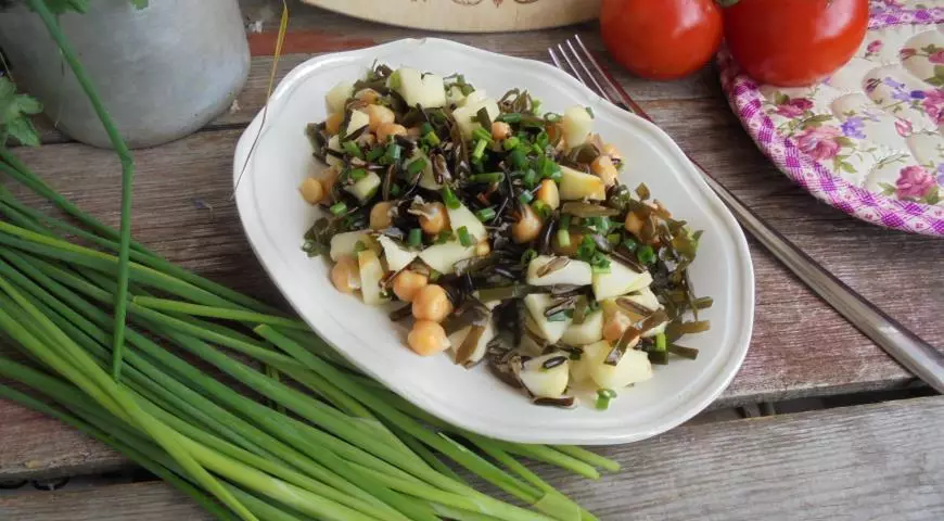 Insalata lesta bir-ross selvaġġ, alka tal-baħar, żero u tuffieħ