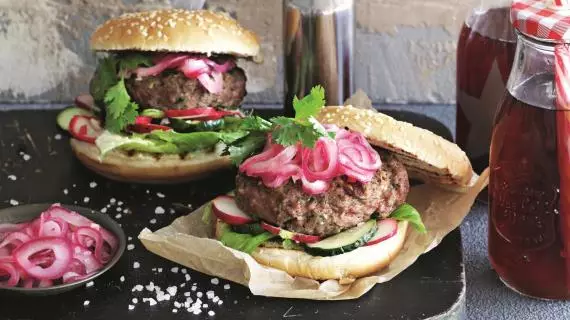 Burger Burger tare da kayan lambu marinated, girke-girke-mataki girke tare da hotuna