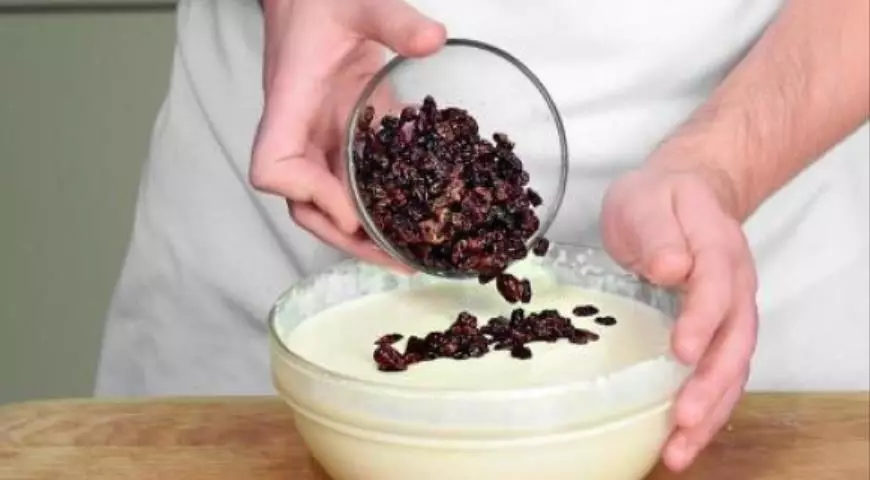 Stock Foto Cooking Recipe: Curd casserole na may mga pasas, hakbang na numero 2