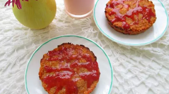 Vinnige huisie Kaas Casserole van rooi tuisgemaakte maaskaas, stap-vir-stap resep met foto