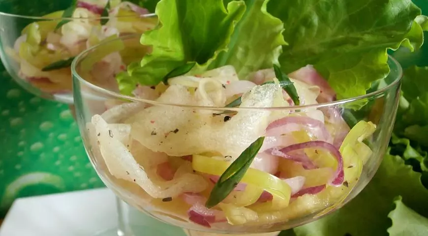 Melon, bawang bombay sareng salad cabé héjo