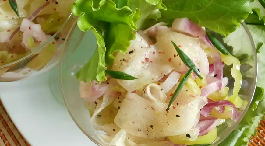 Melon anu luar biasa, bawang sareng salad cabé héjo