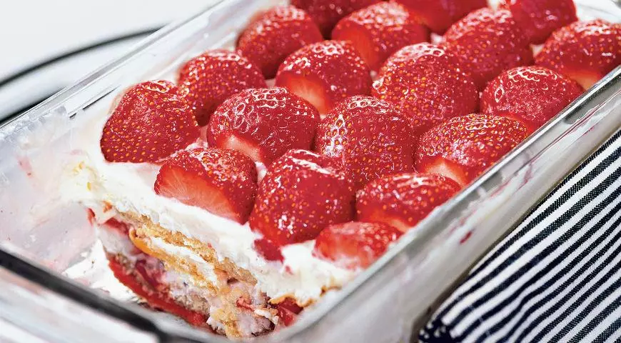 I-Strawberry Tiramisu, iresiphi yesinyathelo ngesinyathelo ngezithombe