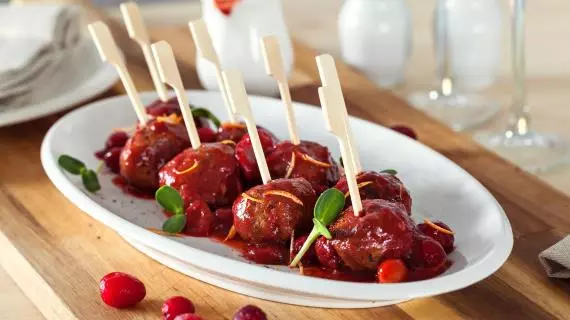 Meatballs na may cranberry sauce, step-by-step recipe na may mga larawan