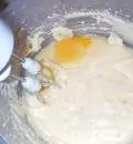 In cottage cheese gradually introduce eggs