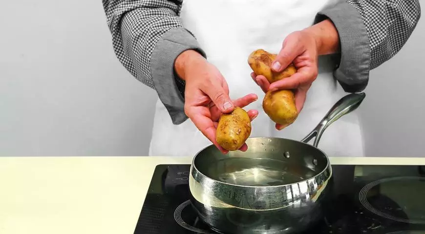 Stock photo vaření recept: smažené patfings s brambory na kefír, krok číslo 1