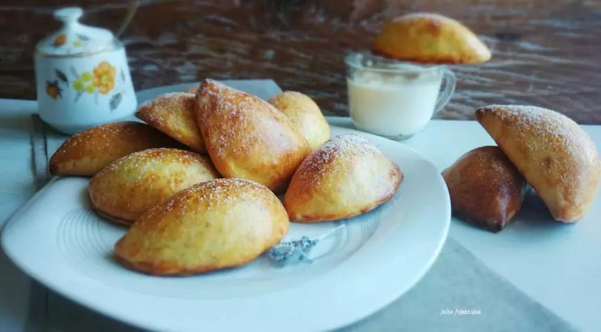 Cidadãos Babushkina com queijo cottage