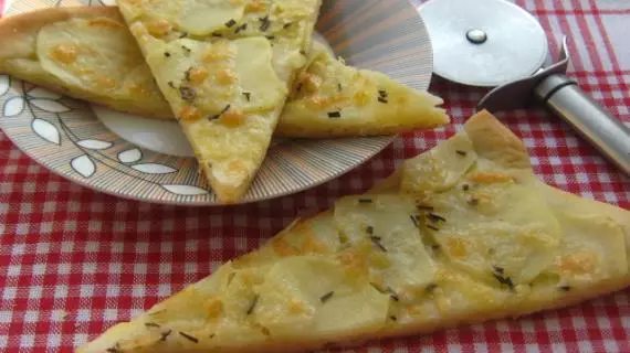 พิซซ่าขาวกับมันฝรั่งชีสและโรสแมรี่ (Pizza Bianca) สูตรทีละขั้นตอนพร้อมรูปถ่าย