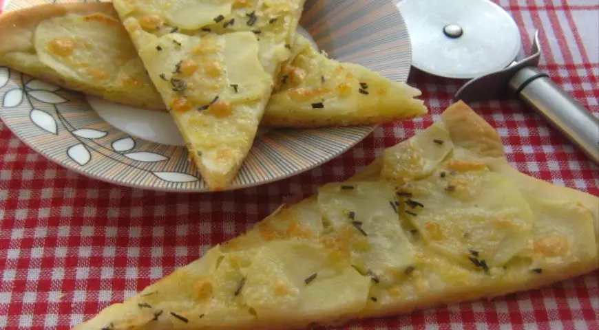 Pizza gwyn gyda thatws, caws a rhosmari (pizza bianca)