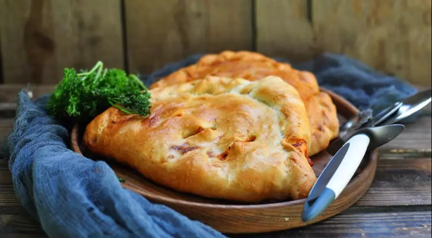 Pizza calzone ከአትክልቶች እና ከኬሚ ጋር