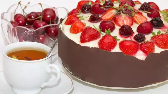 Gâteau d'une nid d'abeille de pâte à braquerie avec des fraises, recette pas à pas avec une photo