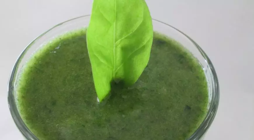 Smoothie los ntawm Spinach, pears thiab tsawb