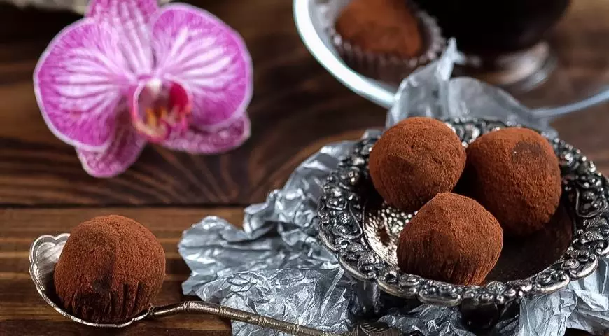 Chocolate truffles nrog qhiav thiab kua txiv kab ntxwv