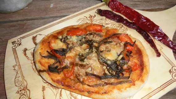 Pizza бо TUNA, бо ҳосилнокӣ ва пармезан, дорухат қадам бо аксҳо