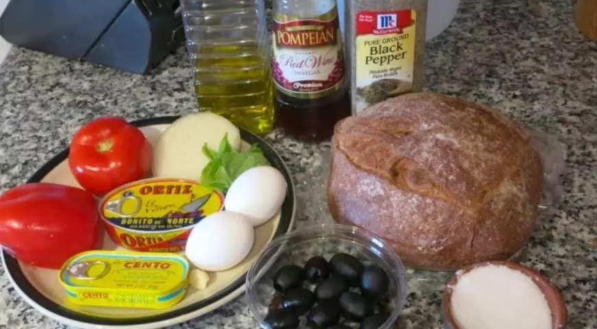 Aħna jħejju l-ingredjenti meħtieġa għal sandwich Pan-Banya