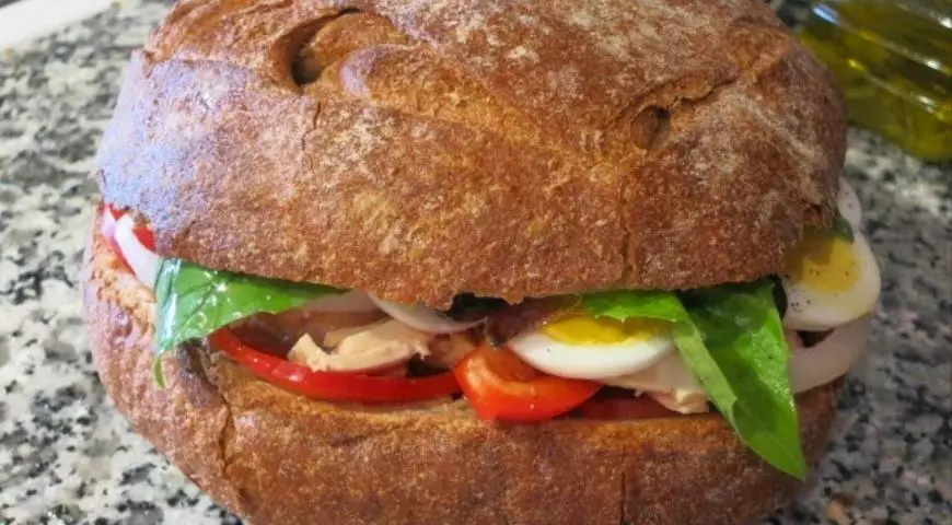 ກວມເອົາ sandwiches pan-banya ເທິງ loaves halves ເທິງ