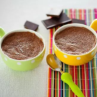 Budino al cioccolato dalla semolina in un fornello lento