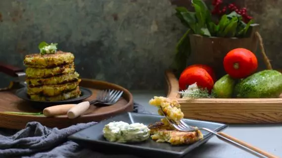 Fritters Blodfresych gyda chaws, rysáit cam-wrth-gam gyda lluniau