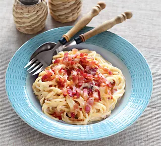 Spaghetti Carbonara com creme e bacon 2