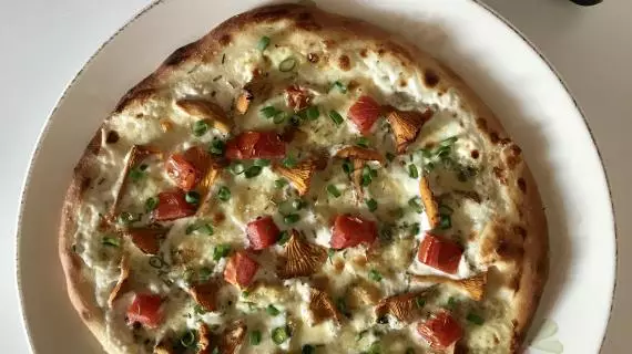 Pizza met jakkalse en gorgonzola kaas, stap-vir-stap resep met foto's