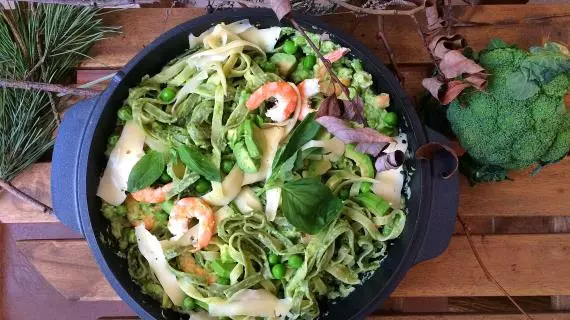 Smaragdová spinage pasta se zelenou zeleninou, krevety a smetanovou omáčkou z avokádo a zelené cibule, krok za krokem recept s fotografiemi