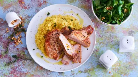 Chuletas de porco e mingau de trigo, receita paso a paso con fotos