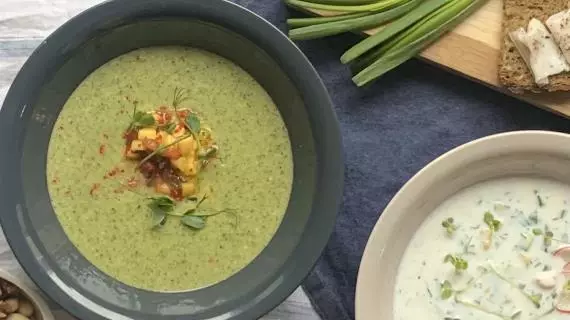 Komkommer koue sop met perske salsa, stap-vir-stap resep met foto's