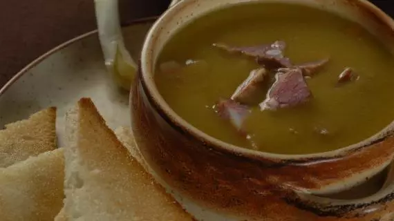 Soupe à la purée de pois fumé et grillés à l'ail, recette pas à pas avec des photos