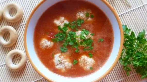 Tomato sop mei nijsgjirrige fleisballen, stap-by-stap resept mei foto's