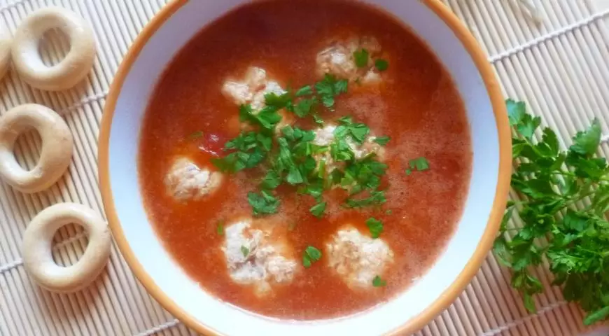 Tomatsoppa med intressanta köttbullar