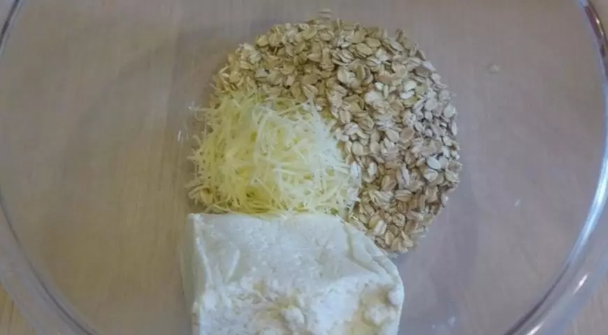 Qarışdırın parmesan, kəsmik, yulaf ezmesi, qiymə və soya sousu