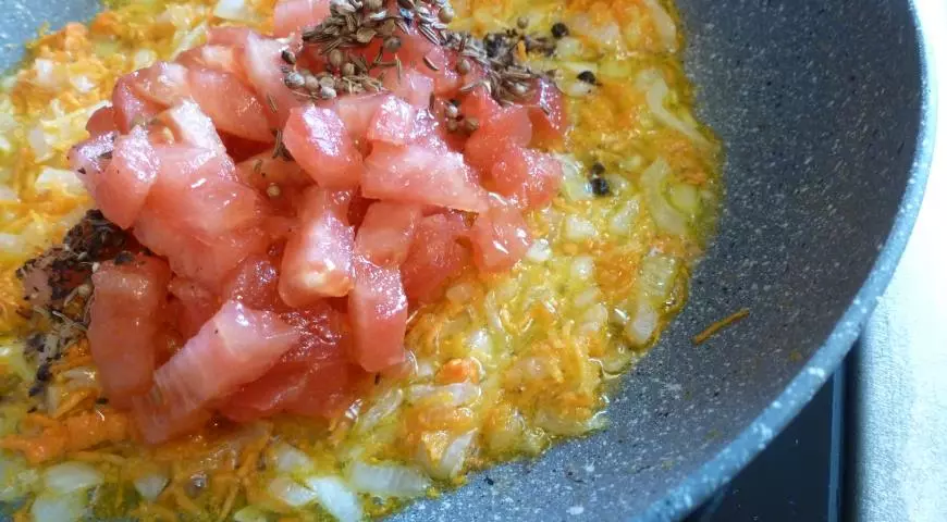 Cebollas de remolque, zanahorias y tomates.