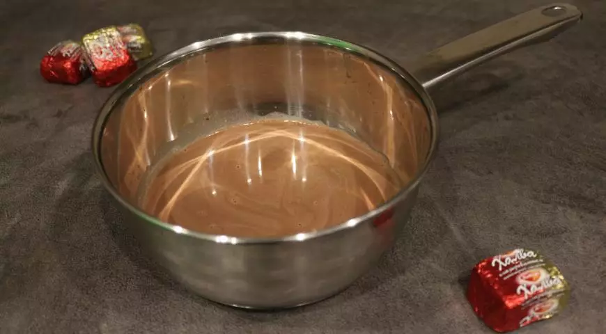 Bebe la bebida de café al cubo y ponte el fuego medio.