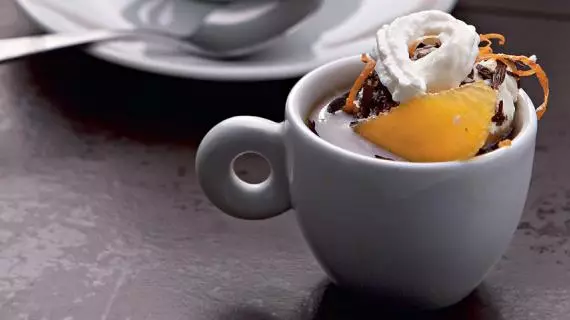 Café com selo de chocolate laranja e rum, receita passo a passo com fotos