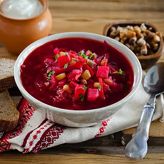 Borsch med lard i en sakte komfyr