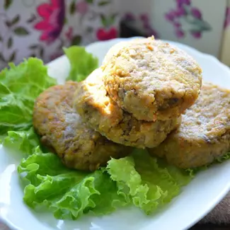 Cutlets terung dengan lada manis