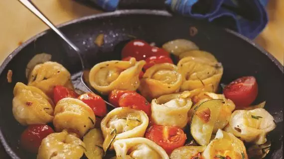 Tortellini na may shrimps at olives, step-by-step recipe na may mga larawan