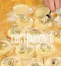 Stock Foto kuhanje recept: tortelini s škampima i maslinama, korak 3