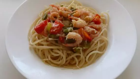 Pasta na may shrimps at kampanilya paminta, step-by-step recipe na may mga larawan