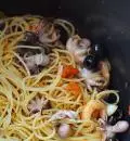 Frire l'ail, ajouter des tomates, des fruits de mer, des olives et des câpres