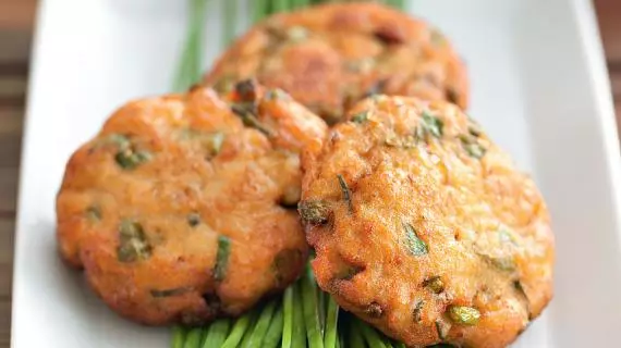 Talls de peix amb condiments de cogombre, recepta pas a pas amb fotos