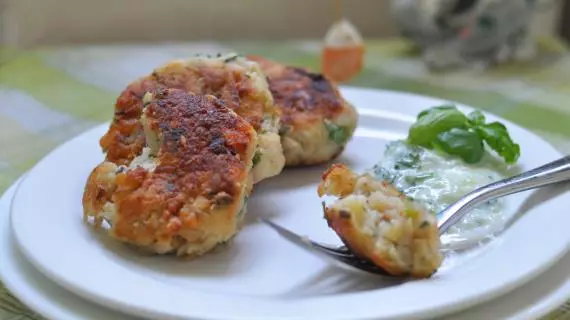 Cutlet Cod மற்றும் உருளைக்கிழங்கு, புகைப்படங்கள் படிப்படியான செய்முறை