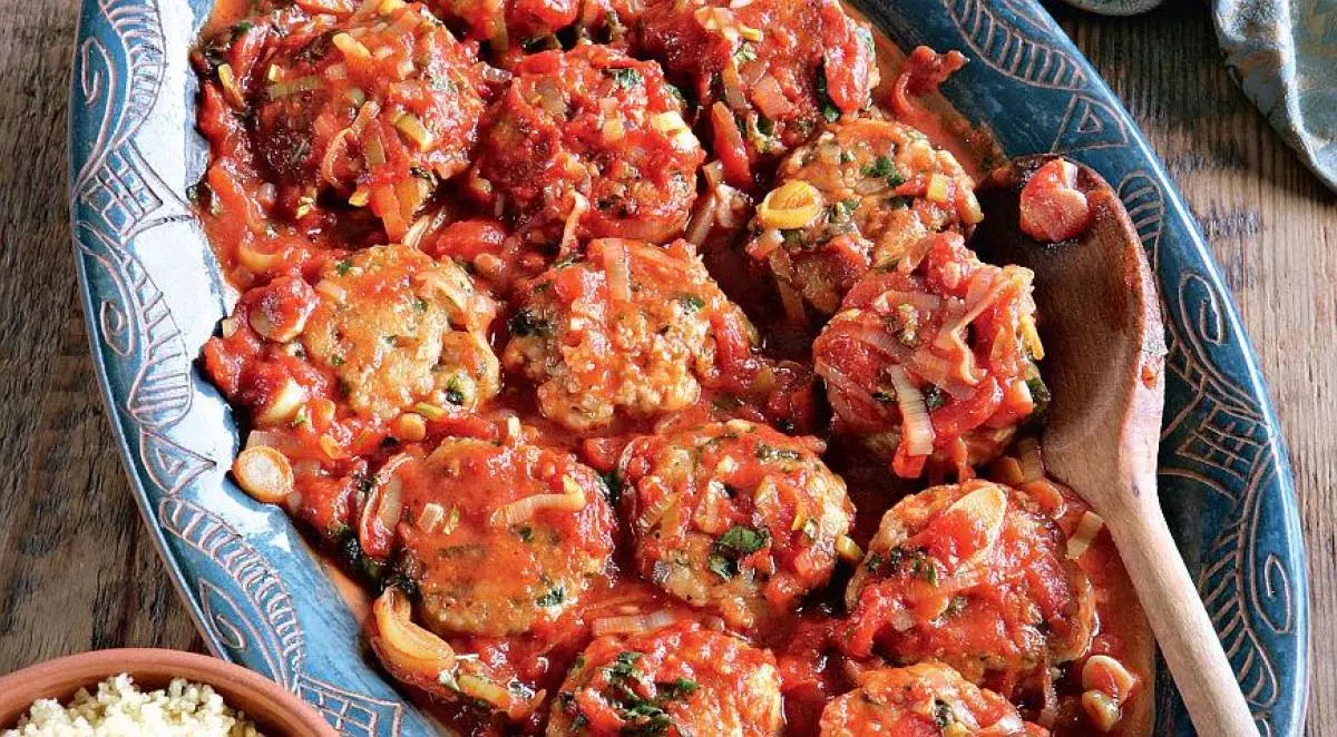 Fish cutlets in tomato sauce with basil