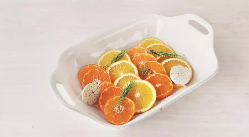 Dulani malalanje ndi ma tangerines okhala ndi mphete zakuda.