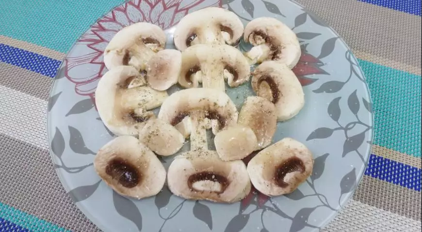 Pickup champignons tegyen egy tányérra