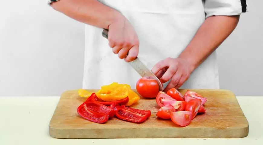 Foto de stock Receta de cocina: ensalada de verduras fritas con especias, paso número 2