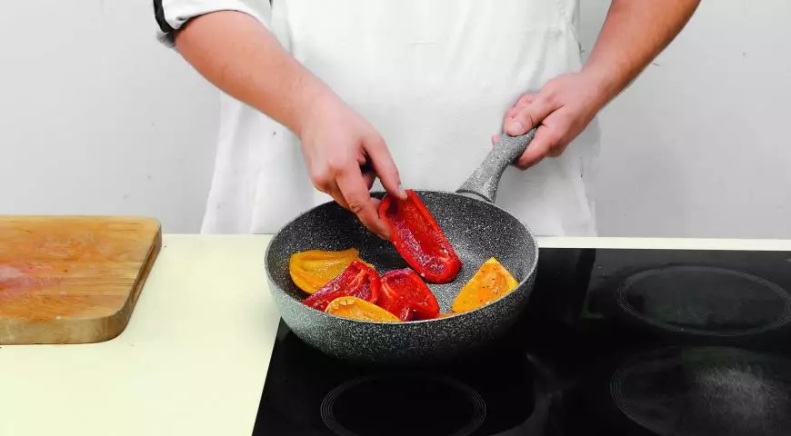 Foto de la preparación de una receta: una ensalada de verduras fritas con especias, paso número 3