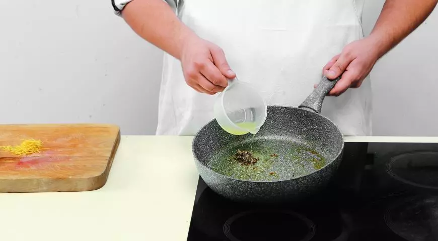 Stock foto vaření recept: salát smažené zeleniny s kořením, krok číslo 5