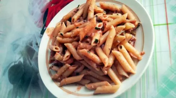 Pasta Lean karo panganan laut, zucchild lan walnuts, resep langkah-langkah kanthi foto